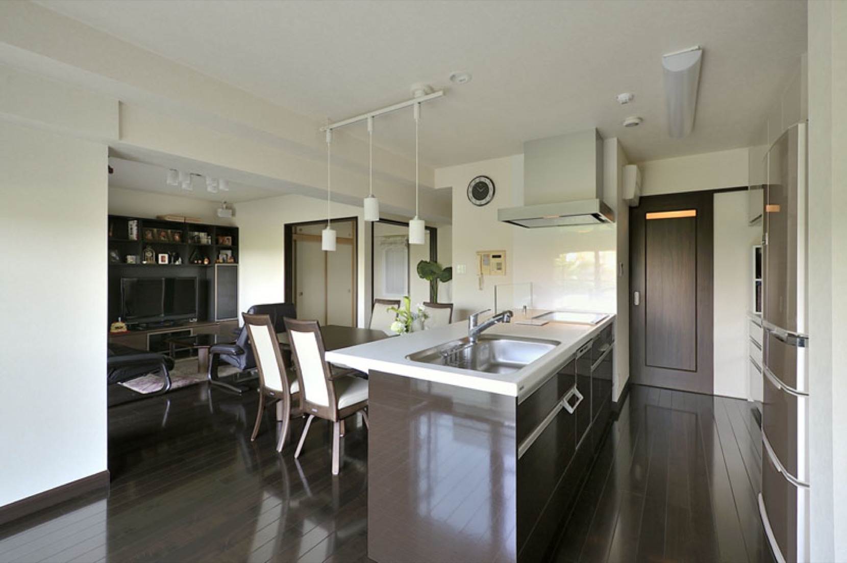 ペニンシュラキッチンのメリットやリフォーム例、間取りプランを紹介 | 三井でみつけて